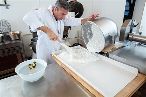 상업용 주방에서 남성 페이스트리 요리사에 의한 달콤한 누가트 특산품 Washi Paper에 대한 스톡 사진 및 기타 이미지