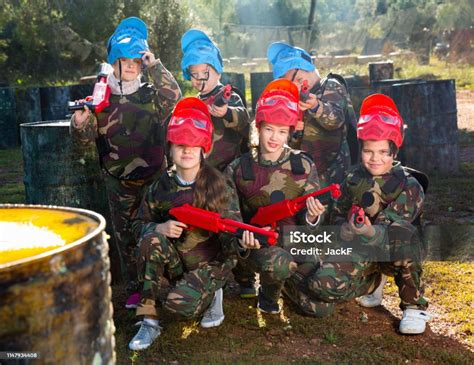 어린이의 친절 한 그룹 페인트 볼 플레이 필드 야외에서 총으로 포즈를 하는 위장 볼 선수 모험에 대한 스톡 사진 및 기타 이미지 모험 사람들 사진 이미지 Istock