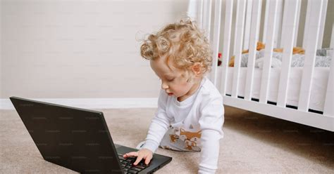 노트북에서 일하는 귀여운 금발 곱슬 유아 아기 기술을 사용하는 어린 아이 조기 교육 개발 영상 채팅 영상 통화 어린이를위한 컴퓨터 화면 시간 사진