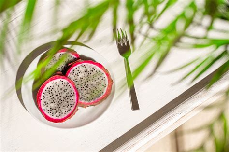 야자수 아래 열대 해변의 모래에 흰색 나무 트레이에 드래곤 과일 피타야 이국적인 음식 간식 여름 여행 0명에 대한 스톡 사진 및 기타 이미지 Istock