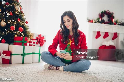 예쁜 아가씨의 사진 앉아있는 바닥 사용 전화 쓰기 게시물 자신의 온라인 상점 블로그 수제 장식 나무 장난감 집 방 실내 12월에 대한 스톡 사진 및 기타 이미지 Istock