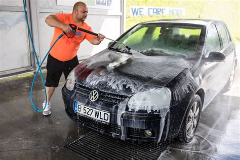 셀프 서비스 세차장 스테이션에서 세차 및 청소 용 자동차 2021년 루마니아 부쿠레슈티에서 고압물을 사용한 세차 개념에 대한 스톡 사진 및 기타 이미지 Istock