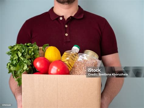 배달 음식 개념입니다 매장에서 음식 상자를 운반하는 제복을 입은 배달남자 가방에 대한 스톡 사진 및 기타 이미지 가방 건강한 생활방식 격리 Istock