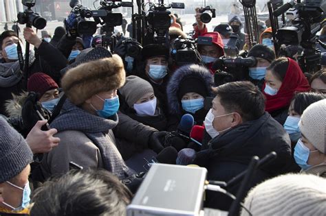 Хууль зүй дотоод хэргийн сайд Х Нямбаатар жагсагчдад тарахыг уриалав