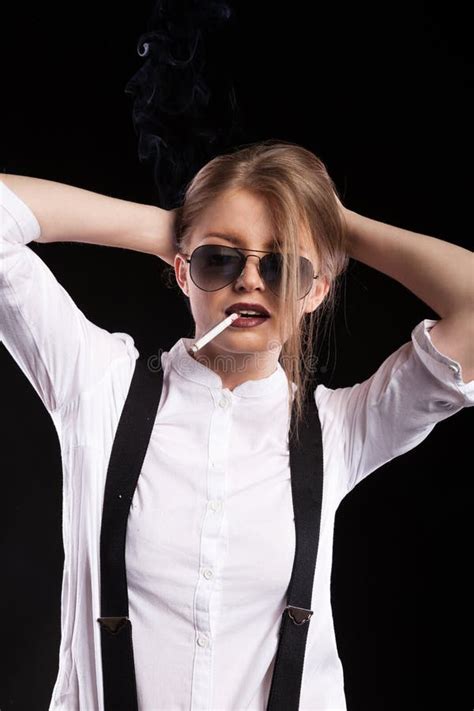 Het Hete Blonde Model Roken Op Zwarte Achtergrond Stock Foto Image Of