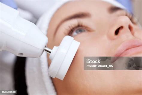 미용사 하드웨어 얼굴을 프로시저 뷰티 살롱에서 아름 다운 젊은 여자의 부드러운 회전 브러시를 청소 합니다 페이셜 마스크에 대한 스톡 사진 및 기타 이미지 Istock