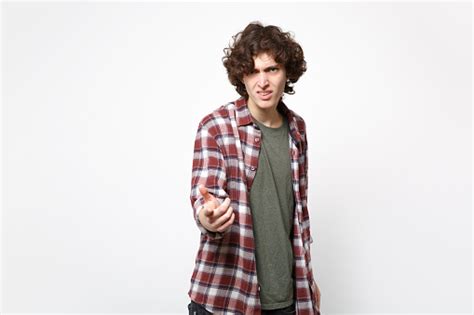 혼란의 초상화 스튜디오에서 흰색 벽 배경에 고립 된 카메라에 인덱스 손가락을 가리키는 캐주얼 의류에 혐오 젊은 남자 사람들은 진심으로 감정 라이프 스타일 개념입니다 복사