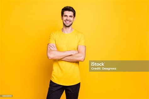 그의 초상화 그의 좋은 매력적인 사랑 스러운 쾌활 한 쾌활 한 기쁜 콘텐츠 남자 착용 Tshirt 접힌 팔 좋은 분위기 고립 된 밝은 생생한 빛나는 활기찬 노란색 색상 배경