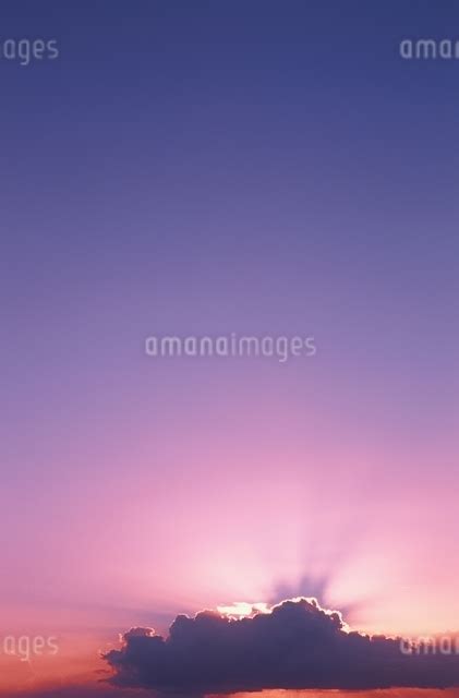 雲に隠れた太陽の光と空 ワイキキビーチ オアフ島 ハワイの写真素材 FYI03163328 ストックフォトの Qlean Market