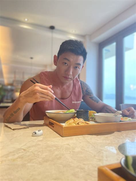 小明同学 On Twitter 到上海了，认真跟着老师好好训练好好备赛，不想那么多，管好自己就ok了