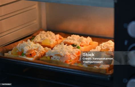 가정 요리 빵 조각에 치즈 소시지 햄 콩 당근을 얹고 전기 오븐에서 구워냅니다 0명에 대한 스톡 사진 및 기타 이미지 0명