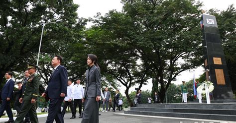 영웅묘지 한국전 참전 기념비 헌화 마친 윤석열 대통령