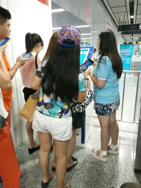青年志愿者联合会赴郑州地铁站开展“文明乘车幸福同行”活动 团委