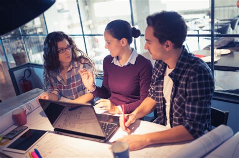 크리에이 티브 젊은 사무실 동료 디자인 스튜디오에서 함께 회의 중에 이야기 건축가에 대한 스톡 사진 및 기타 이미지 건축가