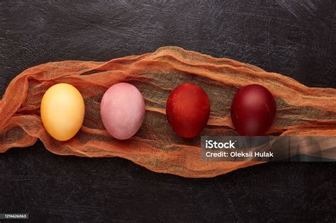 빈티지 직물 상단보기 평평한 평신도에 색깔계란 부활절 구성 와인 심황 양파 껍질을 가진 자연적으로 색칠 된 부활절 달걀 0명에 대한 스톡 사진 및 기타 이미지 Istock