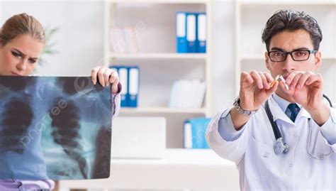 환자의 엑스레이 이미지를 검사하는 의사 환자의 엑스레이 이미지를 검사하는 의사 사진 배경 및 무료 다운로드를위한 그림 Pngtree