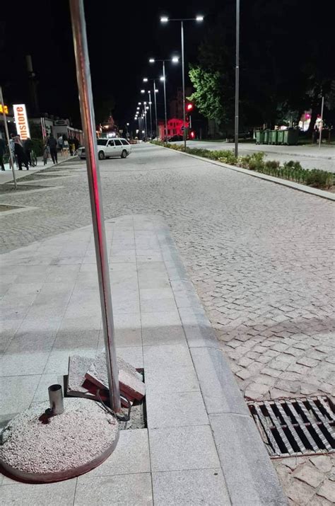 ФОТО Сега се сигурни сообраќаен знак и постоље на држач за чадор за сонце заклучени со клуч