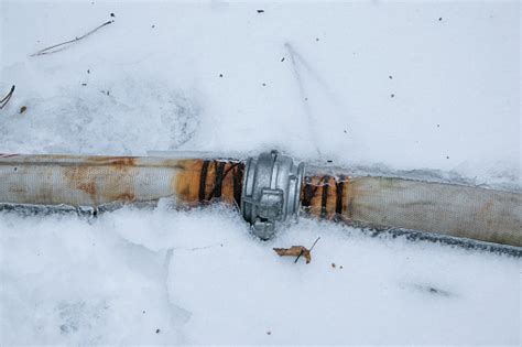 겨울 모든 것이 눈으로 덮여 있습니다 연못에서 물을 펌핑 파이프의 연결에 누출 강철에 대한 스톡 사진 및 기타 이미지 강철 개인 비행기 거리 Istock