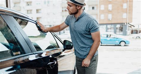 걸레 자동차 디테일링또는 발렛 개념으로 자동차를 청소하는 모자를 쓴 젊은 잘생긴 남자 사진 Unsplash의 수송 이미지