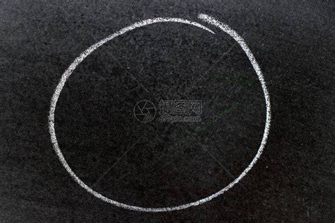 在黑板背景上绘制圆形状插画图片下载 正版图片502957013 摄图网