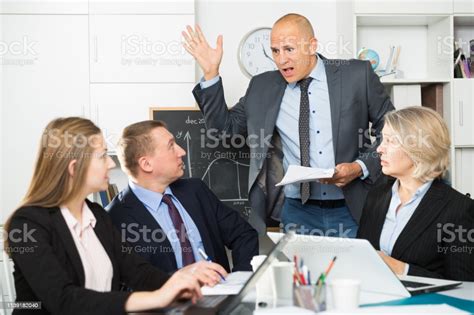 사무실에서 회의에서 무능에 대 한 스트레스 관리자의 자극 된 보스 꾸 지 람 그룹 감정에 대한 스톡 사진 및 기타 이미지 감정 걱정하는 과로 Istock