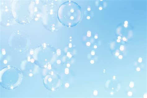 아름다운 반짝이는 흐림 투명 비누 거품이 파란색 배경에 떠 있습니다 추상 축하 나투알 신선한 여름 크리마스 휴일 부드러운 푸른 질감 0명에 대한 스톡 사진 및 기타 이미지