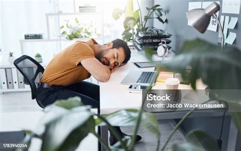 번아웃으로 사무실 책상에서 자고 피곤한 사업가 스타트업에서 지치고 과로한 사람 직장인 직장 직장 또는 회사에서 스트레스 문제로 테이블에서 피로를 느끼고 휴식을 취합니다 30