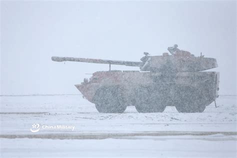青藏高原7月突降大雪 部队抓紧恶劣天气训练