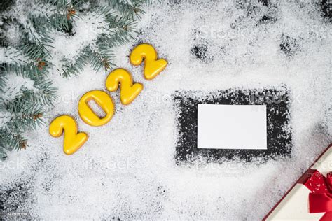 겨울 눈에 진저 브레드와 크리스마스 배경 휴일 분위기 카드 상단 보기 복사 공간 가족 전통 Diy 축하 개념 수제 진저브레드 쿠키로 축제 배경 0명에 대한 스톡 사진 및