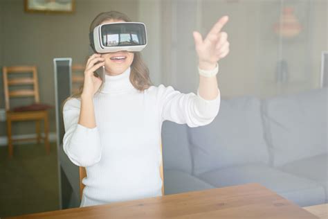 가정에서 일 하는 동안 가상 현실 헤드셋을 사용 하 여 젊은 아름 다운 여자 3차원 형태에 대한 스톡 사진 및 기타 이미지 3차원 형태 가상현실 가상현실 시뮬레이터