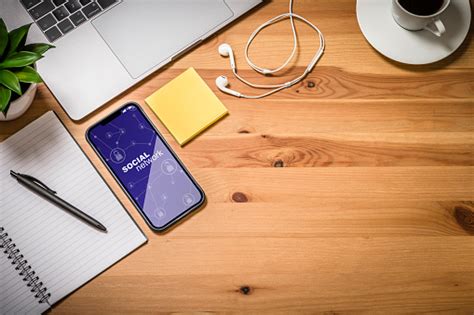 나무 책상에 복사 공간이있는 스마트 폰 화면에 소셜 네트워크 모바일 앱 노트북에 대한 스톡 사진 및 기타 이미지 노트북 접착식 메모지 커피잔 Istock