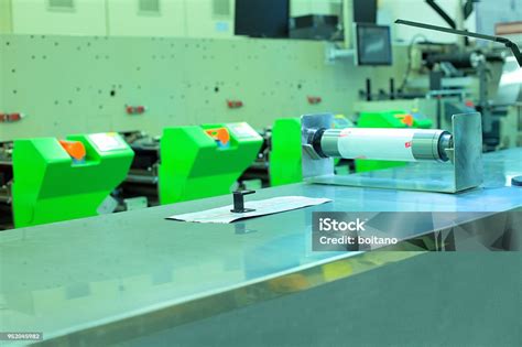 배경 인쇄 샘플 돋보기 및 작업 벤치에 인쇄 롤에 곡면 인쇄기의 그림 로타리 또는 Flexo 압박 기계 사진입니다 품질 검사에 대 한 준비의 개념입니다 Cmyk에 대한 스톡