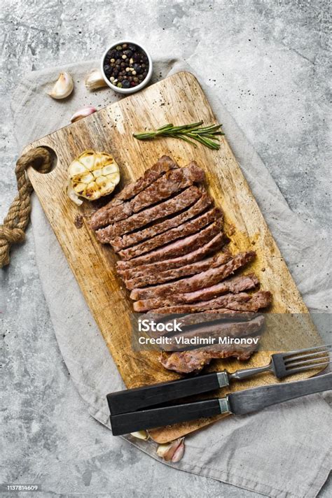 얇게 썬 소고기 플 랭크 스테이크를 목 제 마에 회색 배경 평면도 텍스트 공간 고기에 대한 스톡 사진 및 기타 이미지 고기 고추류 굽기 Istock