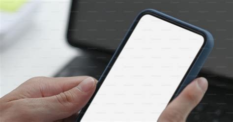 흰색 화면으로 모의 스마트 폰을 들고 남자의 모습을 닫습니다 사진 Unsplash의 태국 이미지