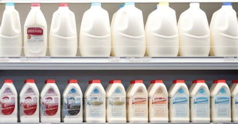 유통기한 1년 아니었어덩어리가 몽글몽글 수입산 멸균우유 샀더니