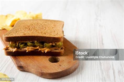 흰색 나무 배경에 소박한 나무 보드에 감자 칩과 홈메이드 땅콩 버터 피클 샌드위치 낮은 각도보기 공간을 복사합니다 0명에 대한 스톡 사진 및 기타 이미지 Istock