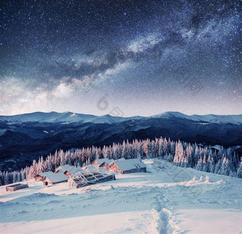 晚上在山下的星星下的小屋喀尔巴阡山乌克兰图片 包图网企业站