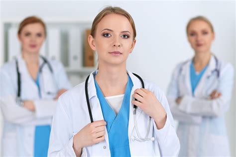 아름 다운 여성 의료 의사 병원 의료 그룹 앞에 서 서 의사는 환자를 도울 준비가 되어 있습니다 의학 및 건강 관리 개념 3 명에 대한 스톡 사진 및 기타 이미지 Istock