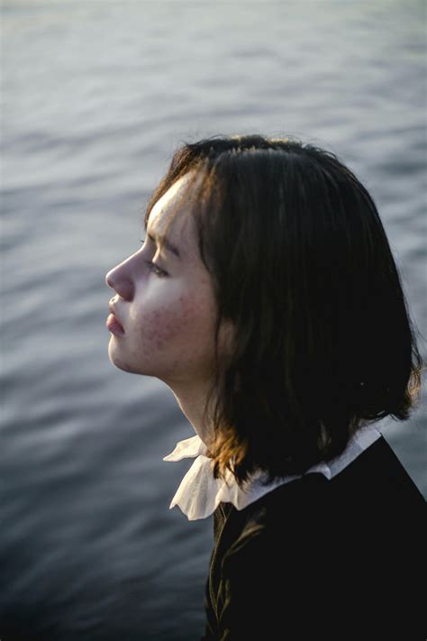 감정이없는 감정적인 경치 고독 고민하는 고요한 공원 긴 머리 깊은 생각 깨끗한 공기 나무 낮 노천 녹지 농촌의 다른 곳을 바라보는 레저