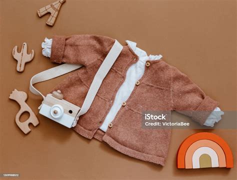 신생아 의류 나무 장난감과 튤립 아기 물건과 액세서리 배경 상단 보기 플랫 레이 베이비 샤워 컨셉 0명에 대한 스톡 사진 및 기타 이미지 Istock