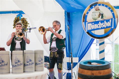 전통적인 독일 맥주 축제를 축 하 하는 체코 공화국에서 옥 토 버 페스트 라고 합니다 전통적인 옷에서 예술가 음악을 수행 하 고 방문자를 즐겁게 공연에 대한 스톡 사진 및