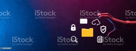 문서 관리 시스템 Dms 비즈니스 맨은 폴더 및 문서 아이콘을 보유합니다 회사 파일 및 정보를 보관 검색 및 관리하기 위한 소프트웨어입니다 인터넷 기술 개념디지털 보안