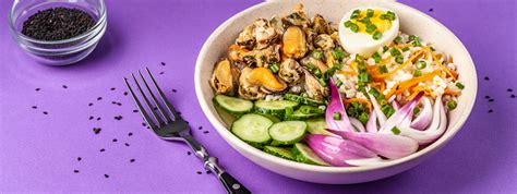 하와이 파이크 샐러드와 홍합 삶은 계란 붉은 양파 오이 쌀 검은 참 깨와 함께 회색 플레이트 에 2018에 보라색 컬러 유행 배경 복사 공간 평면도 2018년에 대한 스톡