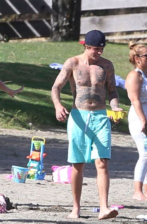 Justin Bieber Caught Shirtless On A Beach Gay Male Celebs Com