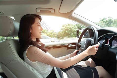 漂亮的青年女人开车图片 包图网企业站