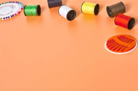 작업장에서 오렌지 재단사 책상에 화려한 스레드와 흩어져 바늘과 스풀 텍스트를 위한 공간 개념에 대한 스톡 사진 및 기타 이미지 개념 개인 장식품 개체 그룹 Istock