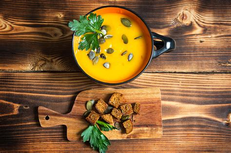 나무 배경에 씨앗과 파슬리와 그릇에 호박 수프 보드에 향신료가있는 크래커 공간을 복사합니다 추수감사절 가을 수프 가을에 대한 스톡 사진 및 기타 이미지 Istock