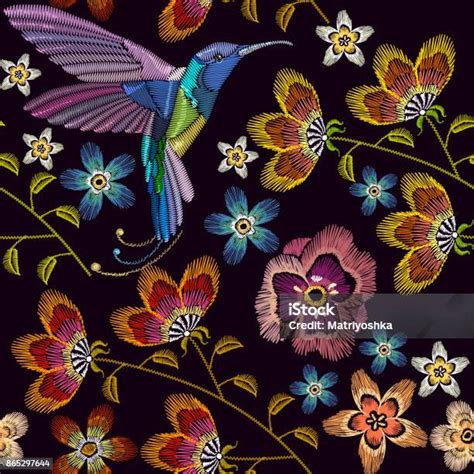 허 밍 버드와 꽃 자 수 완벽 한 패턴입니다 옷 섬유 T셔츠 디자인에 대 한 템플릿입니다 아름 다운 벌 새와 검은 배경에 봄 꽃