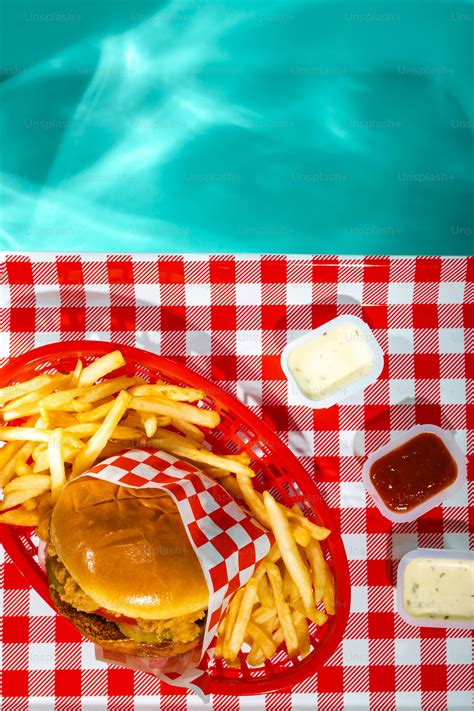 빨간색과 흰색 체크 무늬 식탁보에 햄버거와 감자 튀김 사진 Unsplash의 프라이드 치킨 이미지