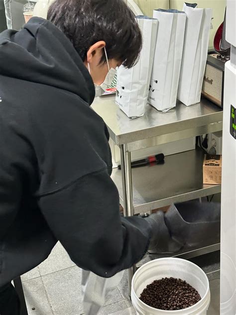 다들 새해복 많이받아 새해 첫날부터 일하는 사람 없지 근데 나는 일한다 😭 내 새해 첫 목표는 바로 스레드 팔로우 1000명 찍기야 도와줄 거지 💕 몽땅 스팔 해